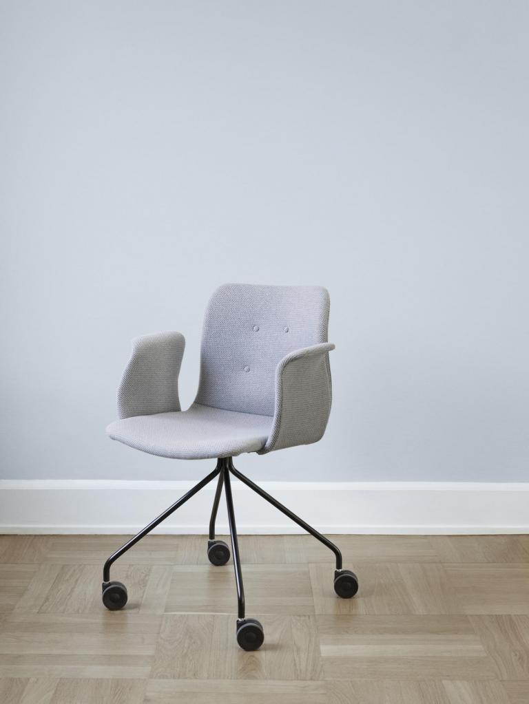 Primum Kontorstol på hjul med sort stel og armlæn | New-Office ApS